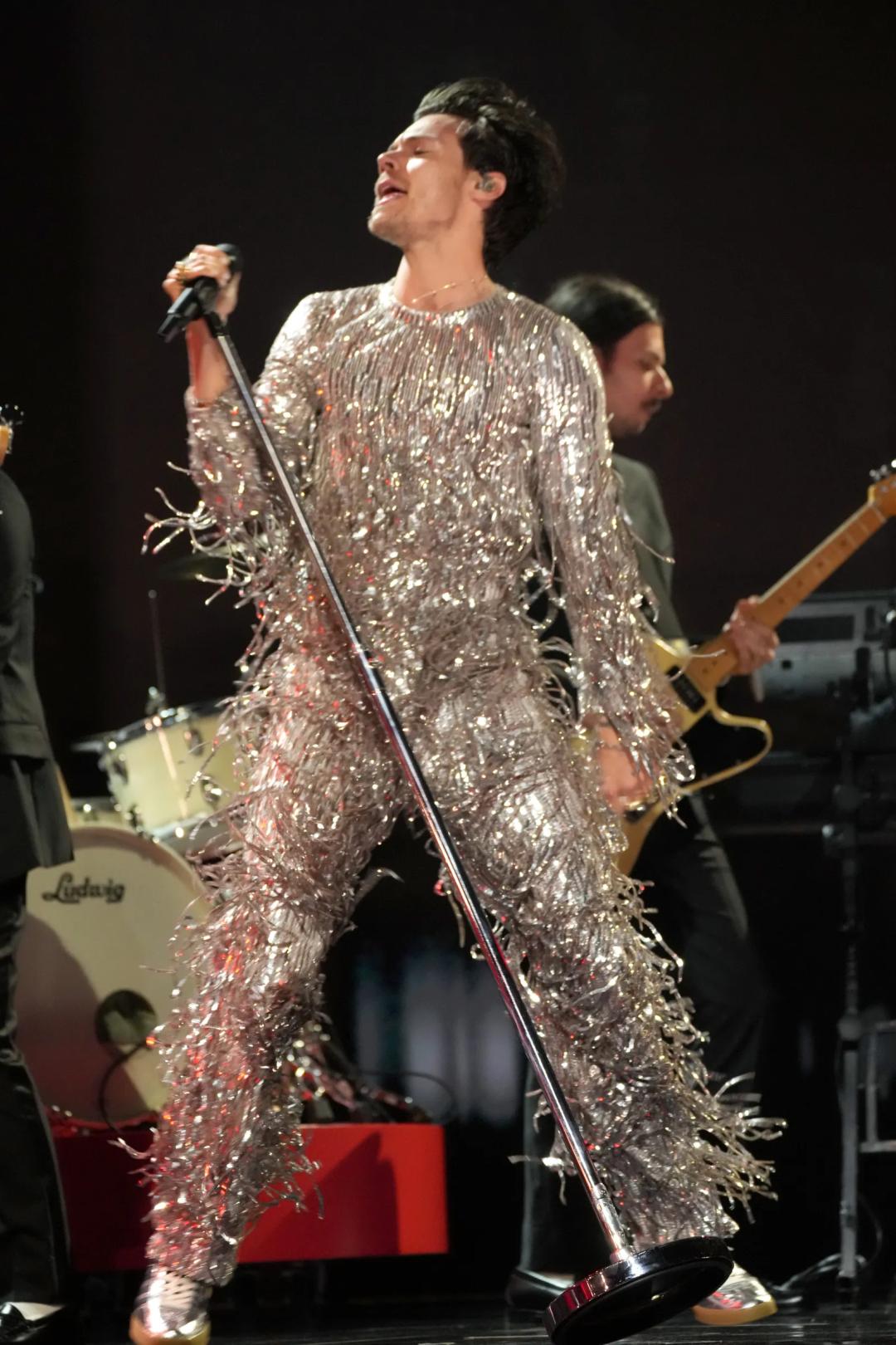 Beyoncé wins! Leaky outfits, metal armor skirts, European and American ...