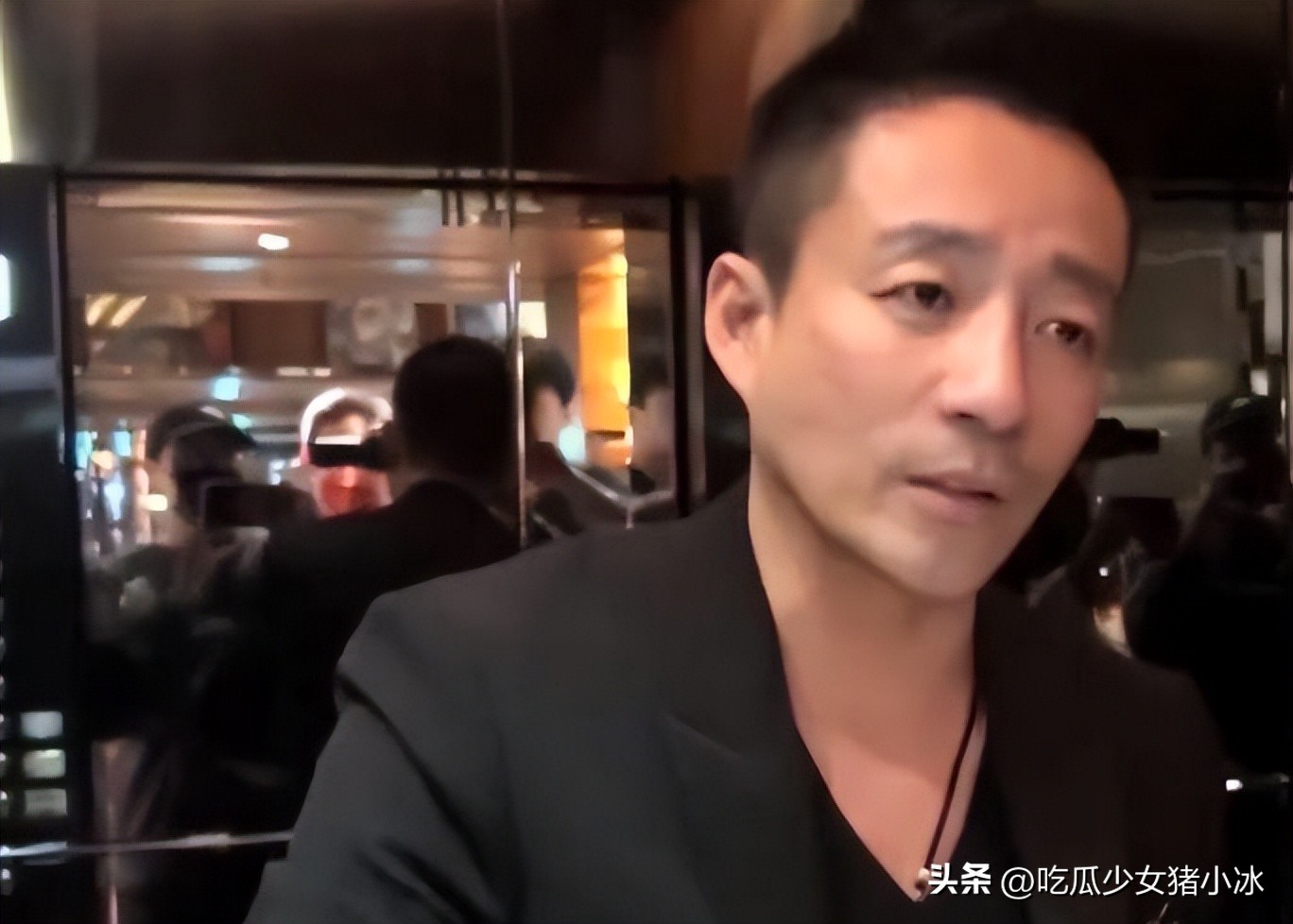 Wang Xiaofei revisited the old place with her children, and the photo ...