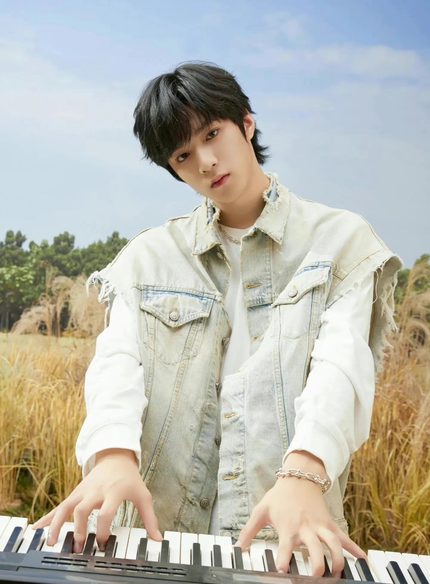 Photos of Liu Yaowen's keyboard player in his new song - iNEWS