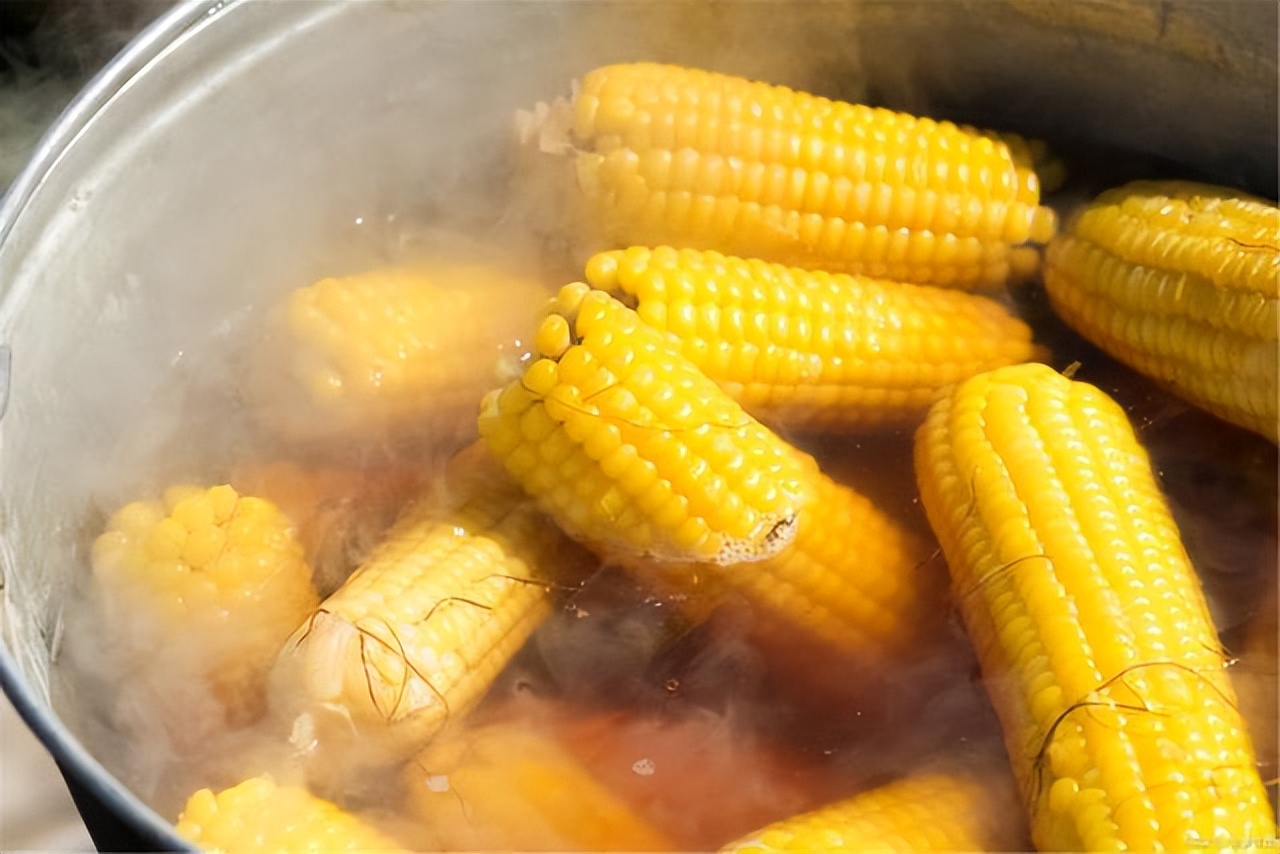 It is wrong to boil corn only with water, add 2 more seasonings, the ...