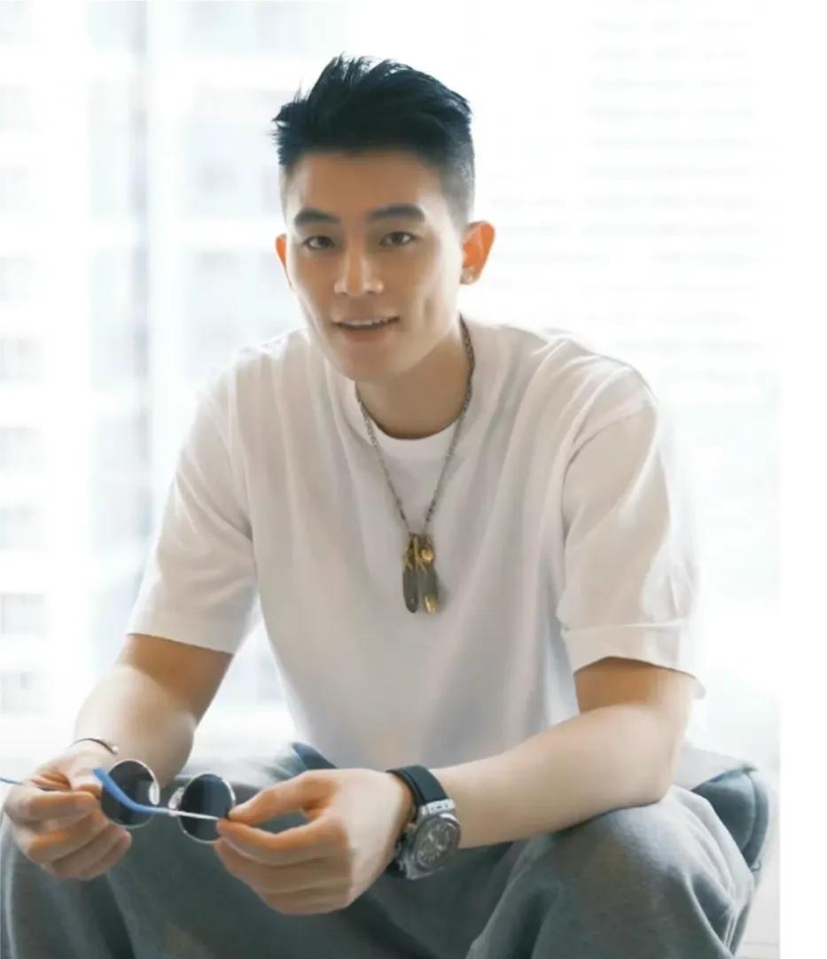 It turns out that Ou Hao is able to take on scenes frequently because ...