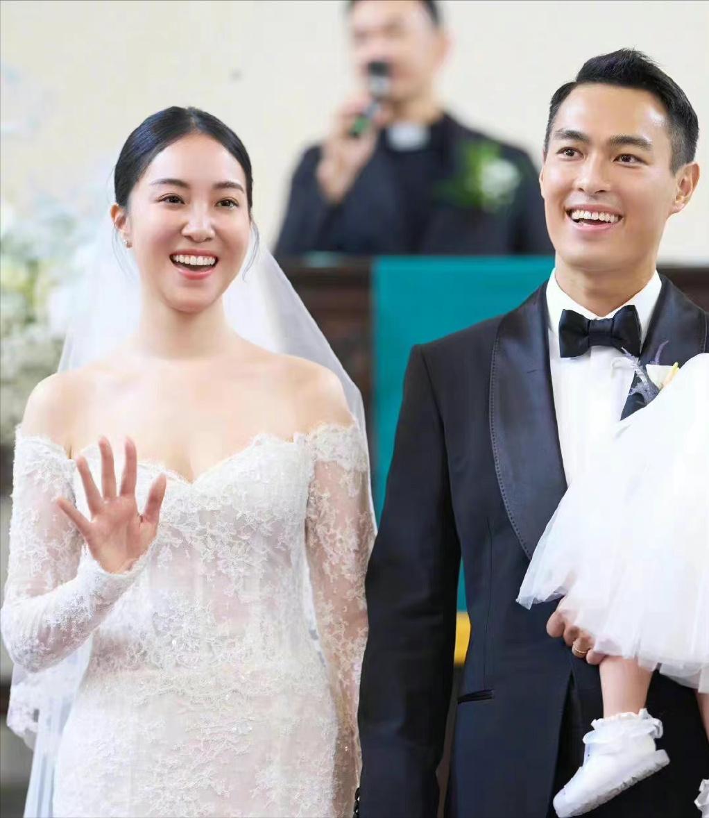 Lin Chiling and his wife and Yang Youning had a dinner together ...