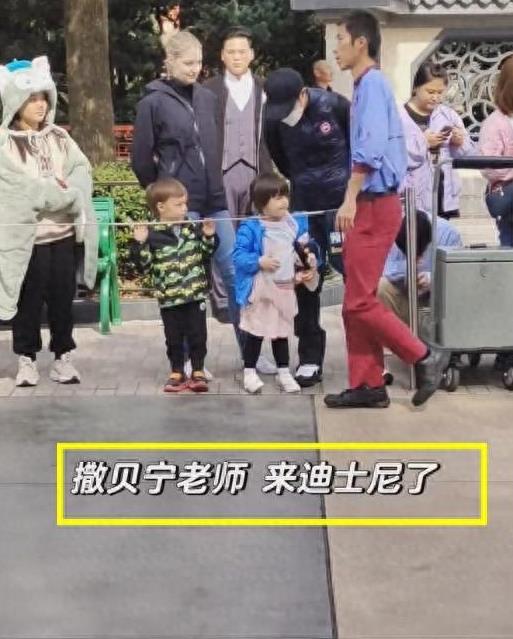 Sa Beining's family of 4 were photographed and exposed at Disneyland ...