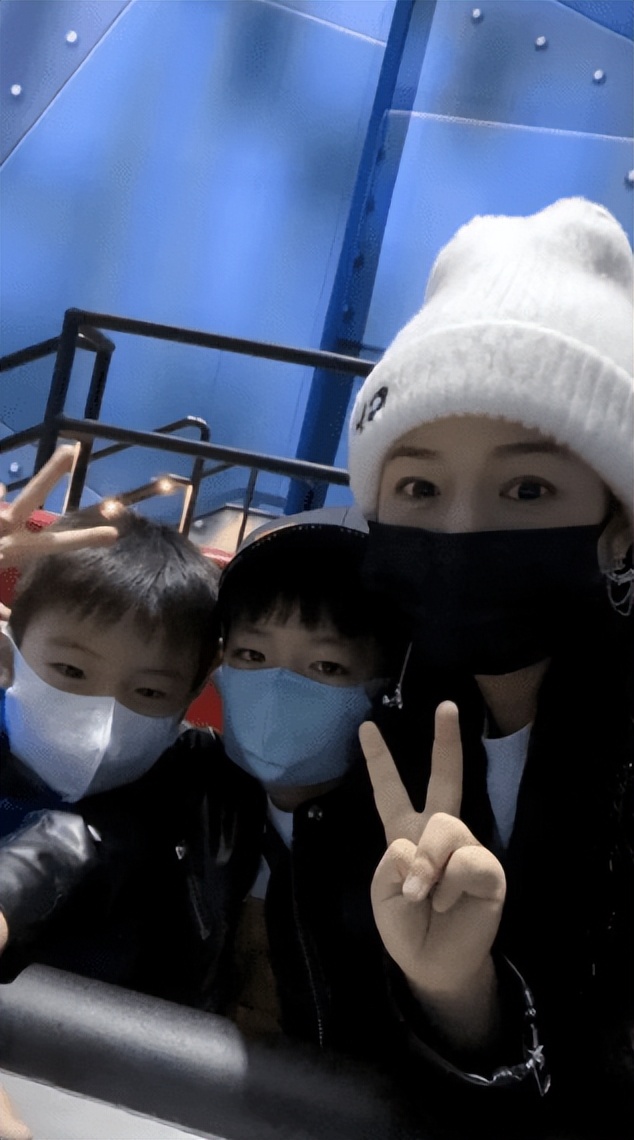 Chen Xiao and Michelle Chen take their son to the zoo. Father and son ...