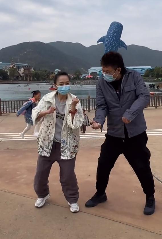 Wang Weinian and Wang Fang dance in the park!Uncoordinated body ...