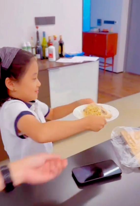 Mei Ting shows off her daily happiness, her husband cooks for a family ...