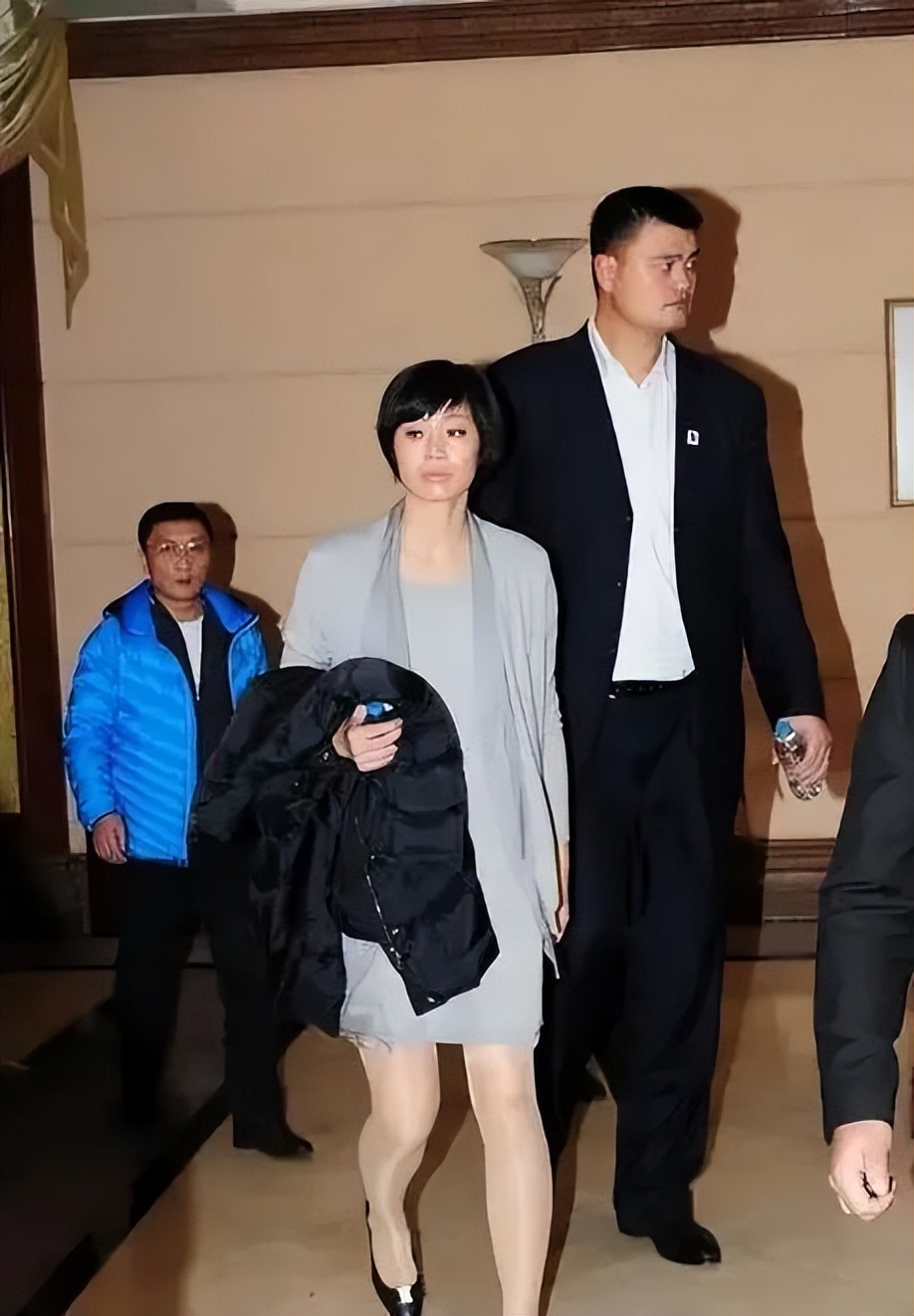 Yao Ming and his wife traveled together, Ye Li looked old and ...