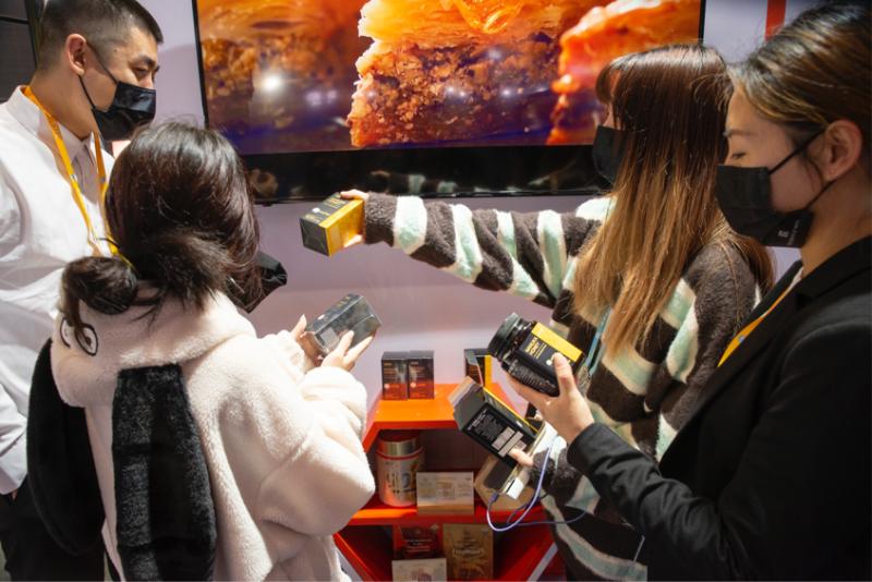 Holtaway goes to China Expo again, sweet family guardian - iNEWS