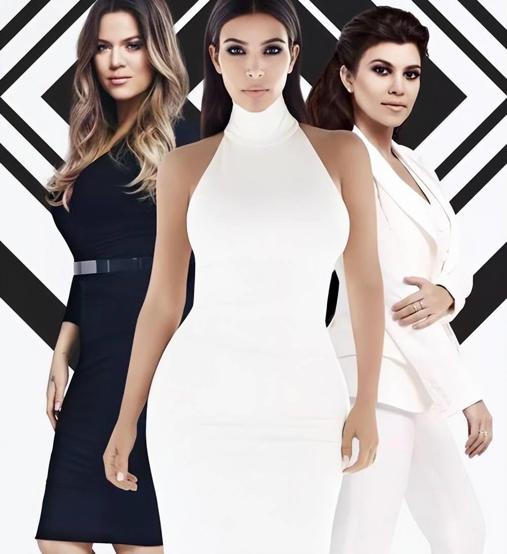 Original Kardashian's buttocks accidentally exposed! Real embarrassing ...