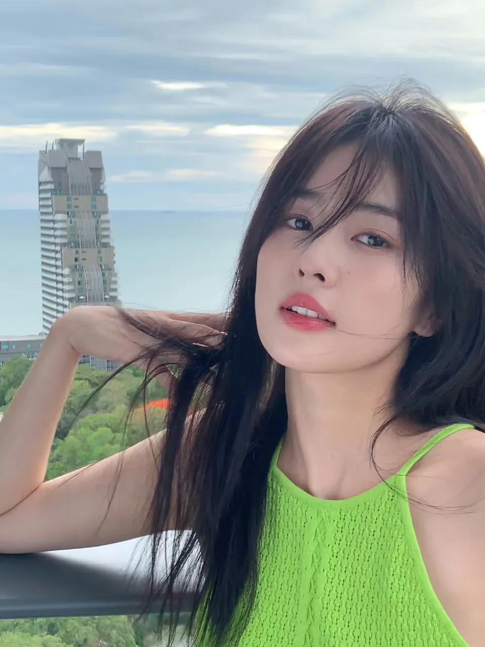 As expected of Bai Mengyan with milk skin, this apple green top is ...