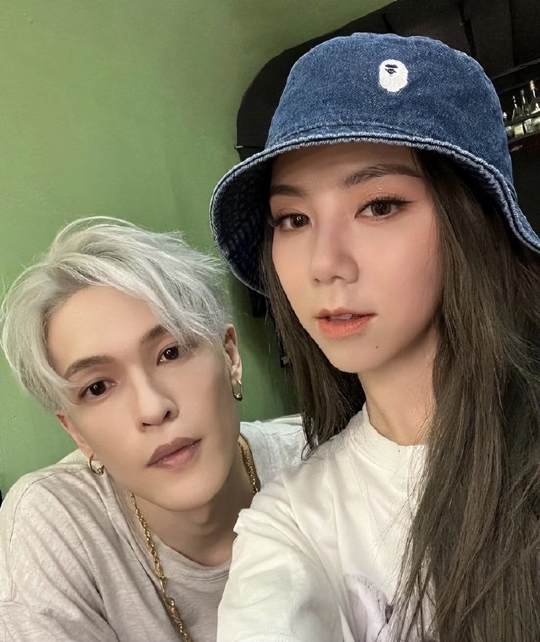 Deng Ziqi's 31st birthday photo!Wearing a suspender to show a good ...