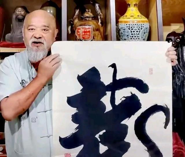 National first-class actor Li Qi is also good at calligraphy. - iNEWS