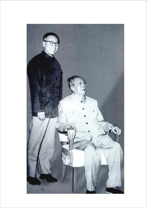 In 1975, recited "Deng Lou Fu" for the great man, listened to his ...