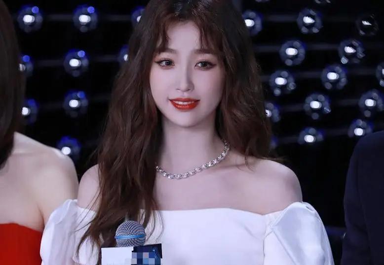 Yu Shuxin wore one shoulder on the show, and the moment she was in the ...