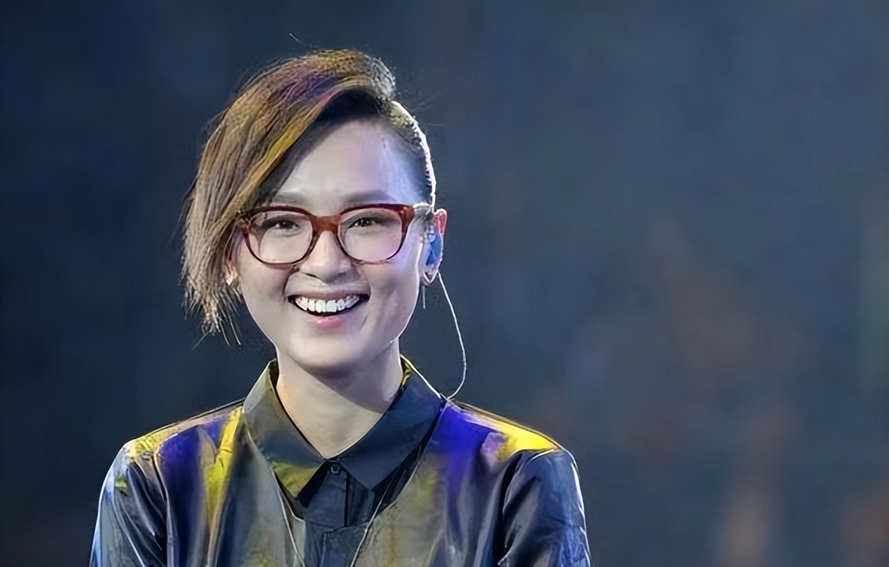 Zhou Bichang's plastic surgery was successful, and he generously ...