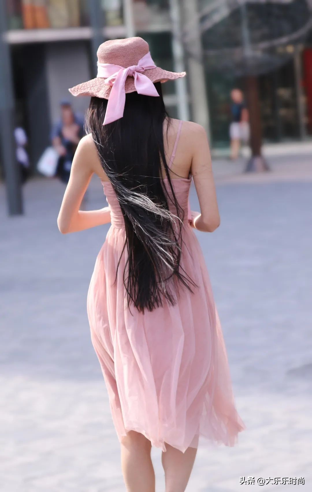 Fashion "Street Shooting": These beautiful backs make shopping no ...