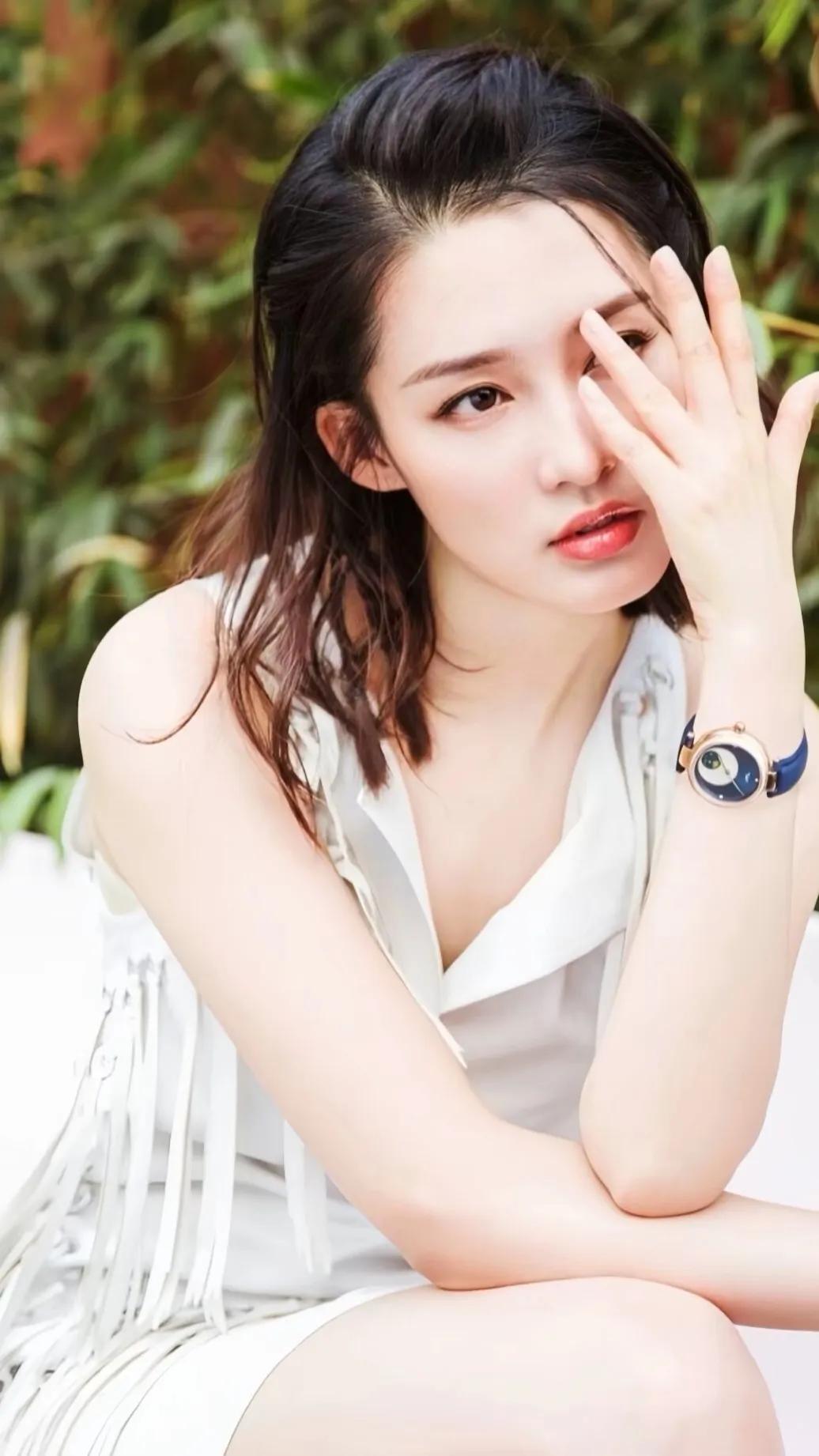 Li Qin: A fresh and refined goddess, beautiful and moving, with strong ...