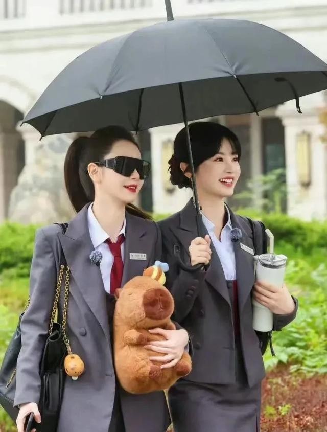 All the members of Female Push 2 work in uniforms. Qi Wei, Tian Xiwei ...