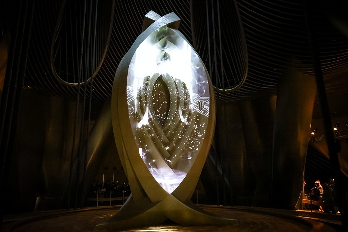 There is a 1,000-ton damper on the 126th floor of the Shanghai Tower ...