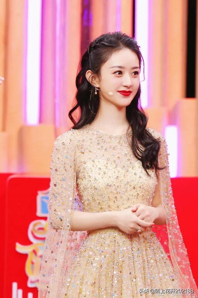 Zhao Liying's red dress is stunning on the Spring Festival Gala stage ...