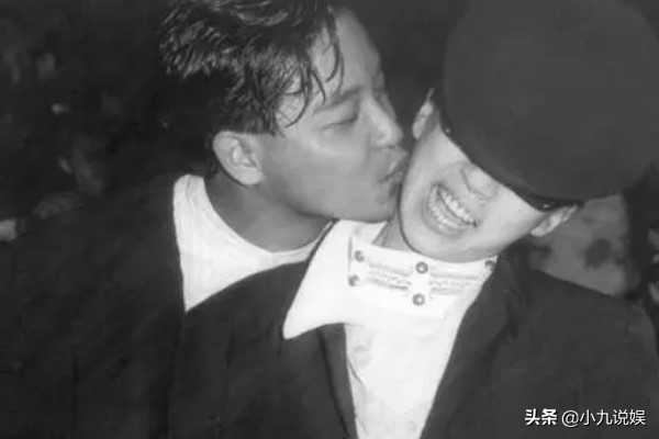 Anita Mui Leslie Cheung took a group photo, each one is full of memories and treats each other ...