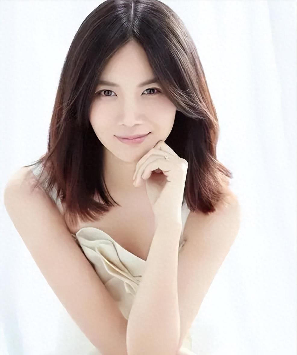 She is Chen Sicheng's ex-girlfriend. She looks like Liu Tao. She got ...