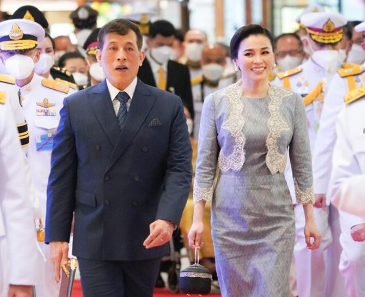The 45-year-old Sutida succeeded in controlling the game and accompanied the King of Thailand to ...