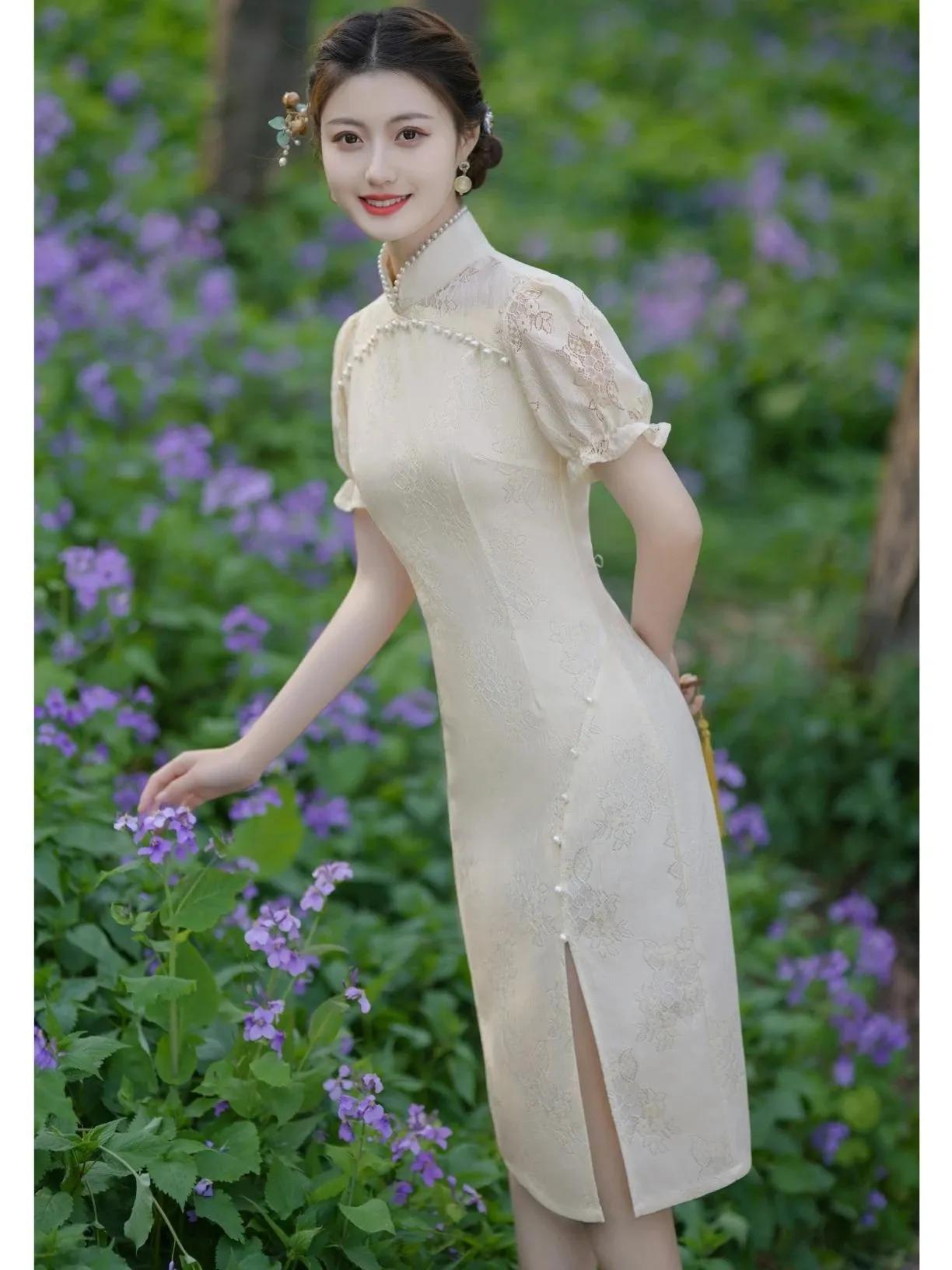 Chinese style cheongsam beauty in flowers - iMedia