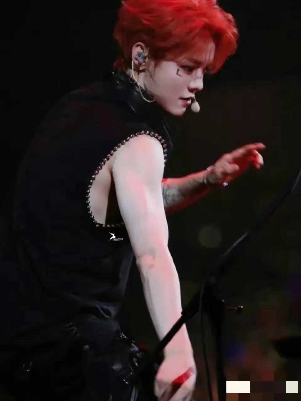 Lu Han's stunning Shanghai concert! The cool and handsome red-haired ...