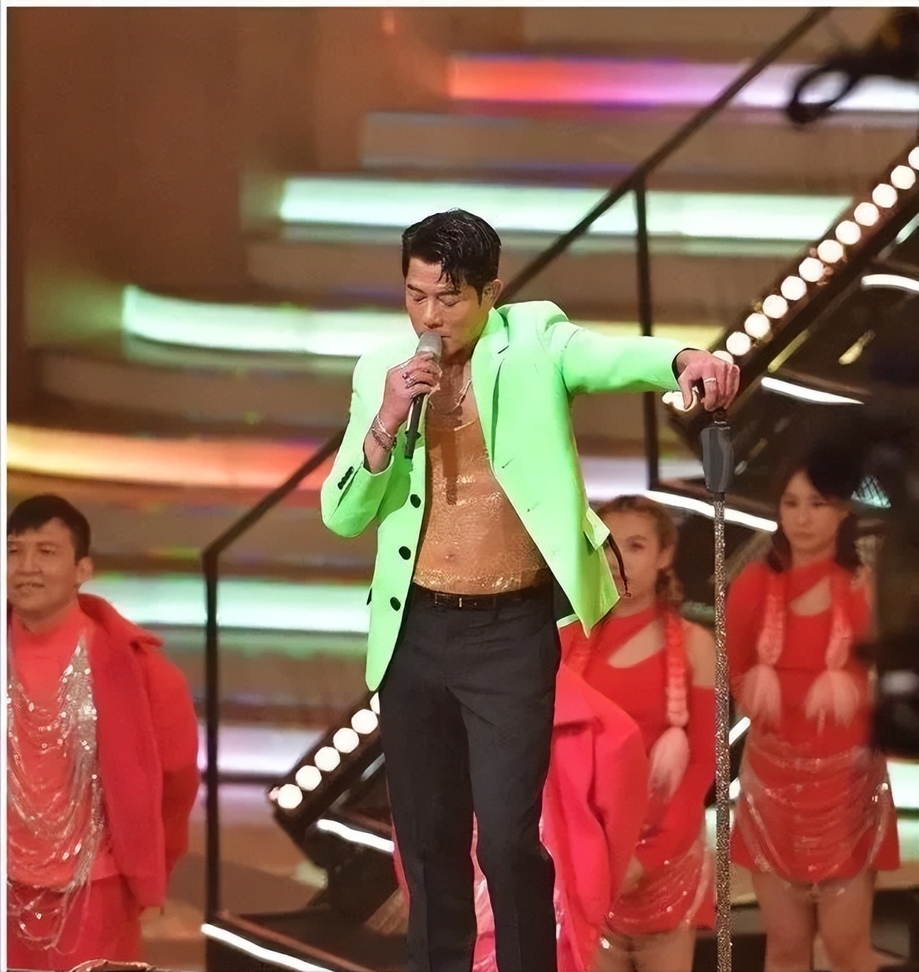 TVB turns Taiwan's celebration into a big village?Aaron Kwok in a green ...