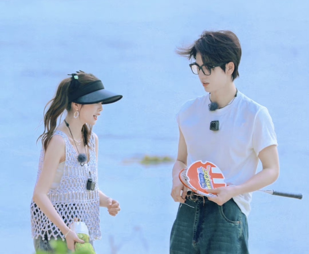 Bailu Zhang Linghe's sweet person set up a car overturned, the director taught him how to ...