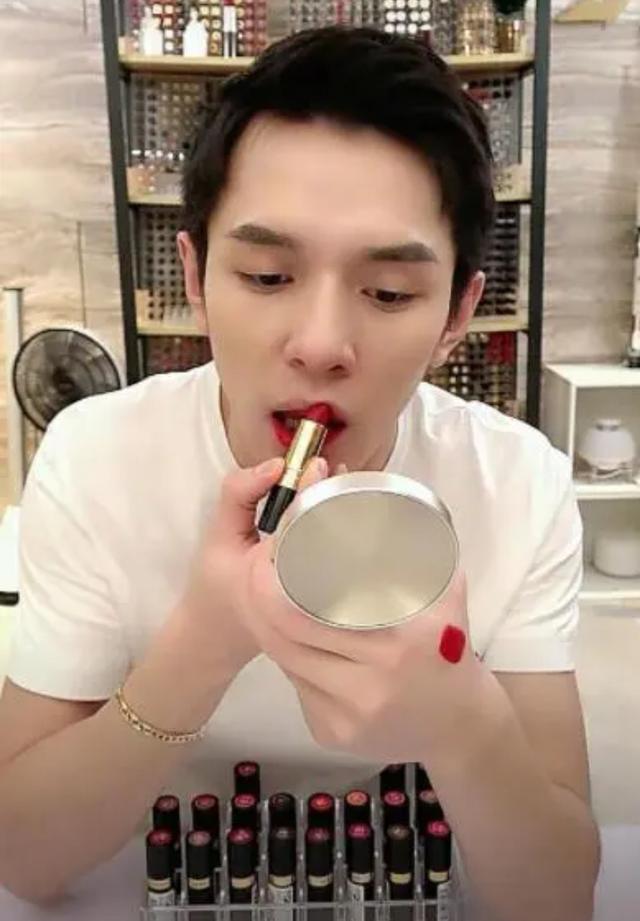 "Brother Lipstick" puts on hundreds of lipsticks every day, how does he ...