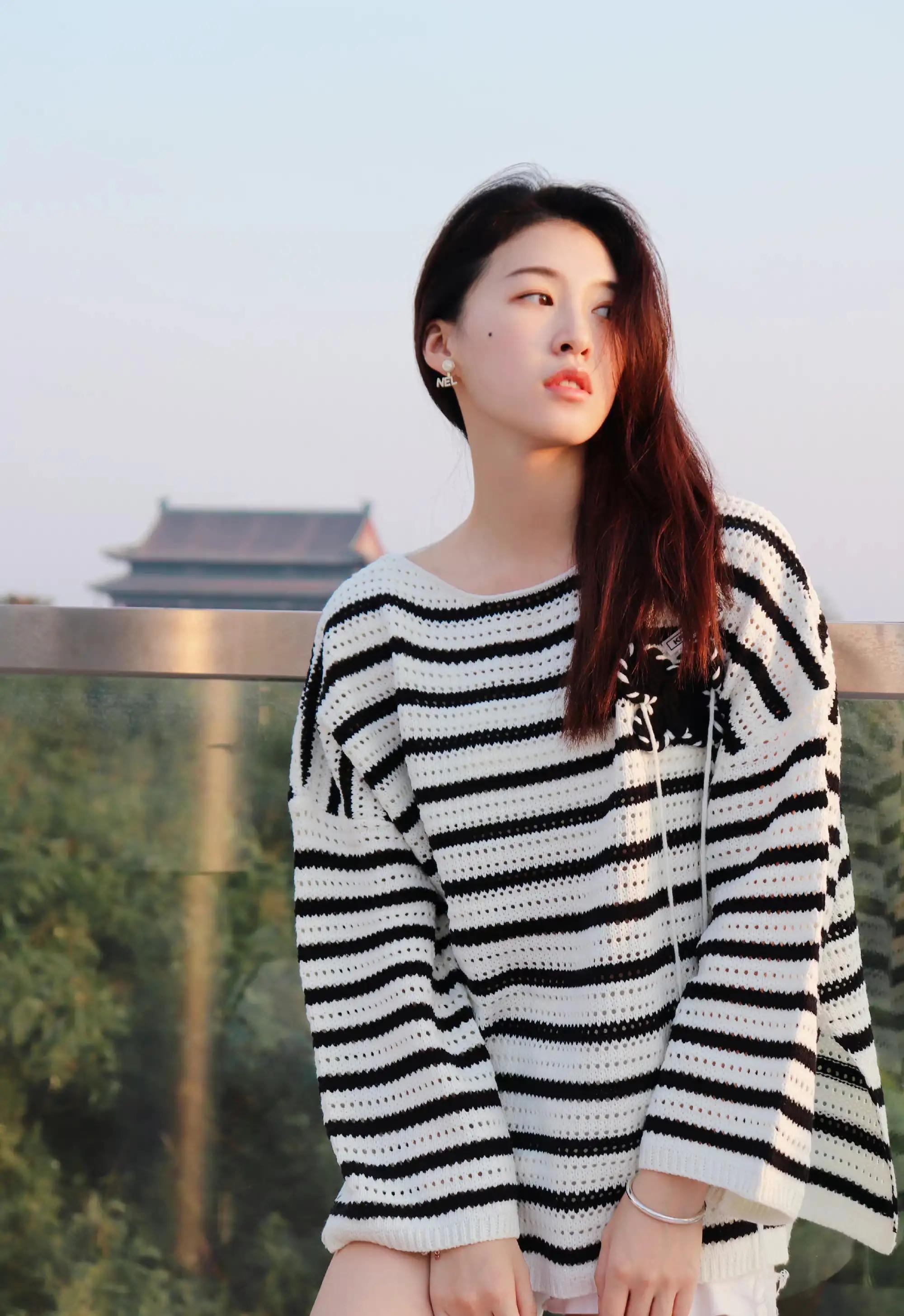 Du Yuchen wears black and white striped sweater, very beautiful - iNEWS