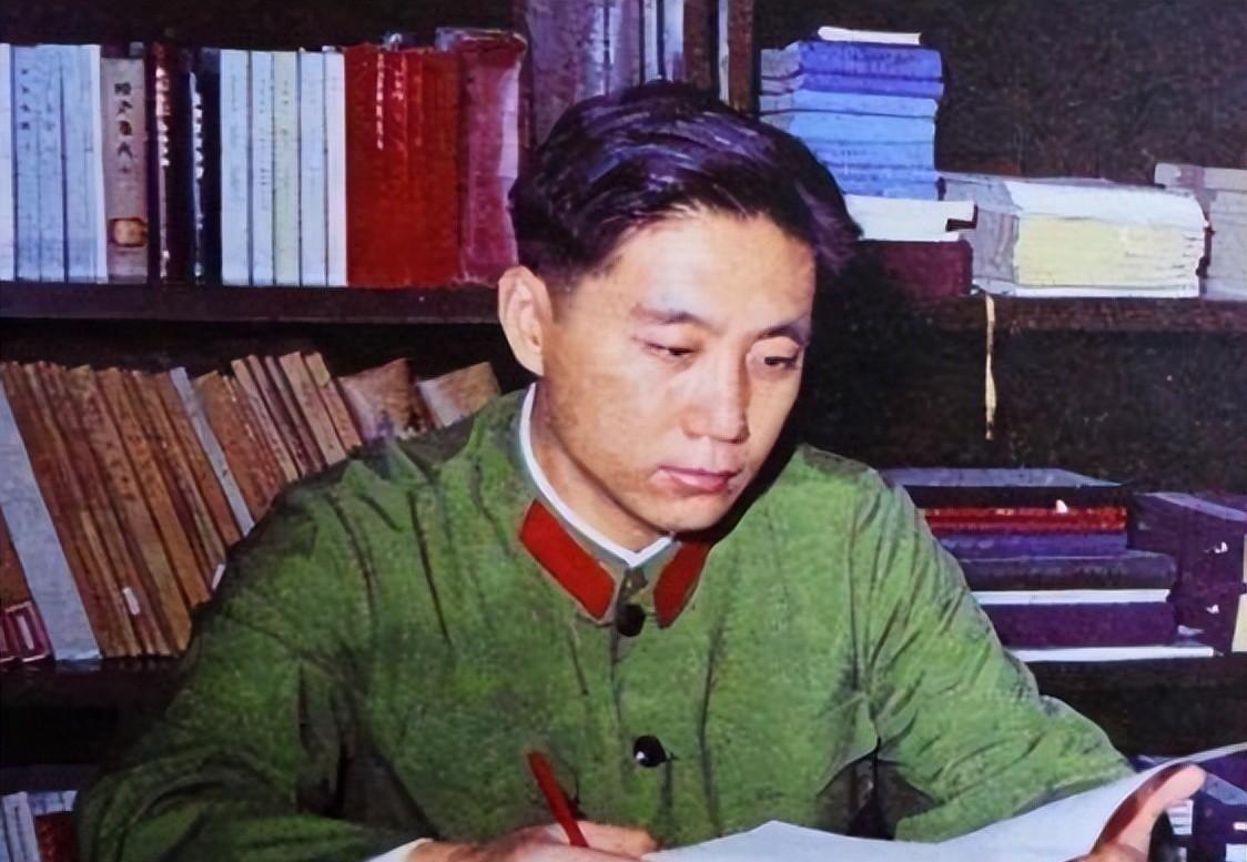 In 1976, Secretary Wang Hongwen suddenly noticed something was wrong ...