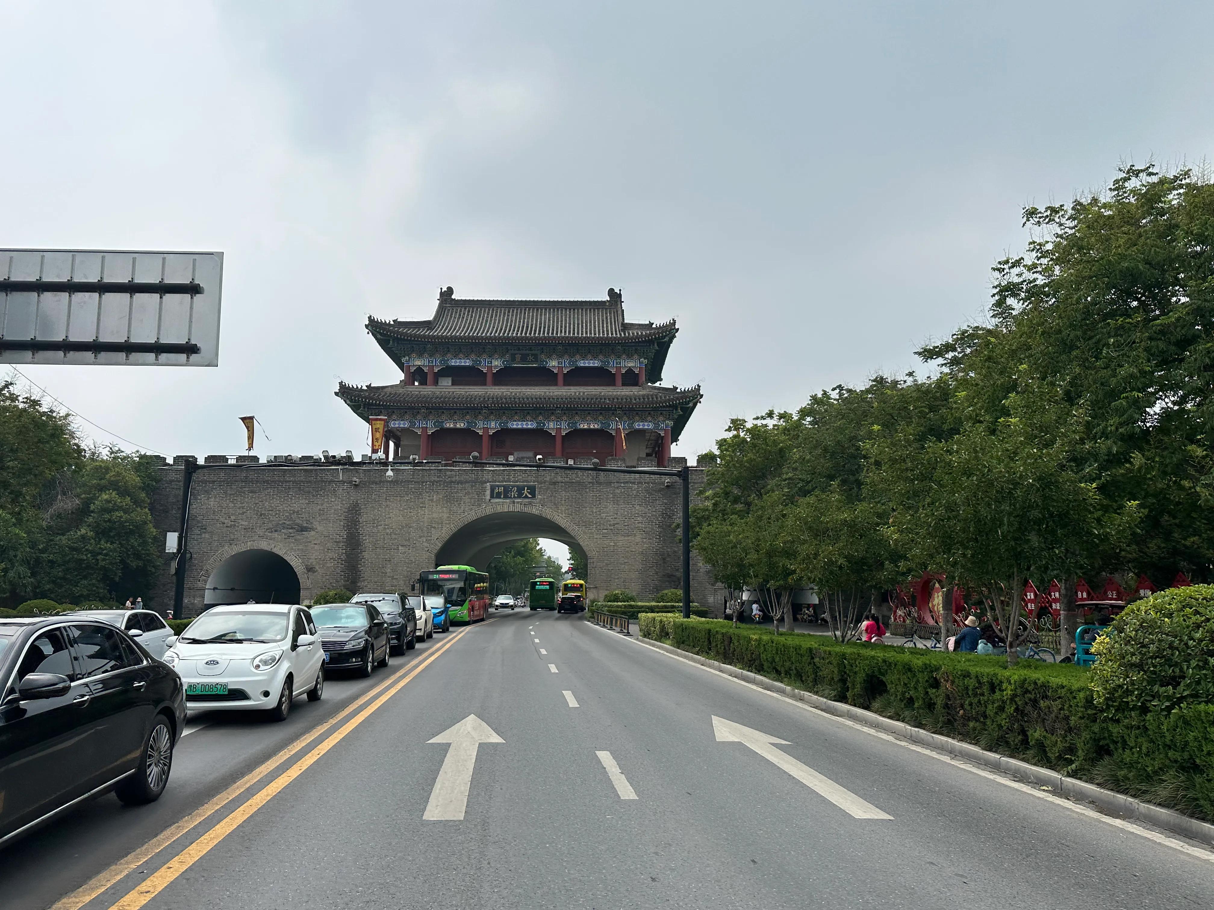 {Self-driving Bianjing}The ancient city wall - iNEWS