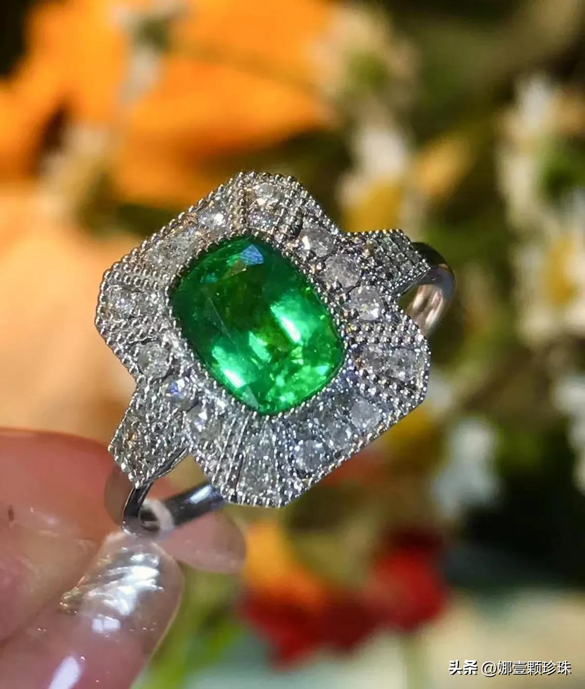 Full Fire Emerald Ring - iNEWS