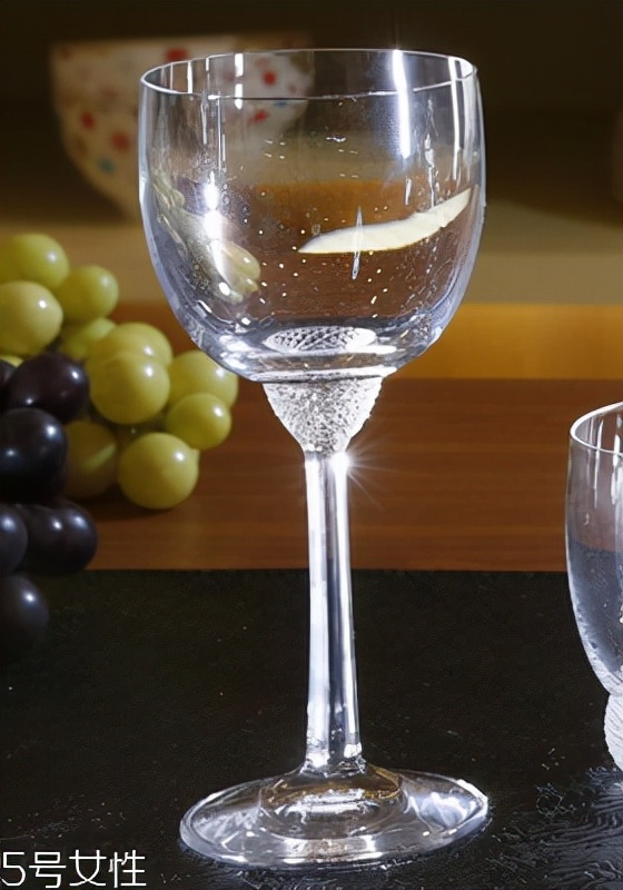 How to take a wine glass 10 common wine glass usage - iNEWS