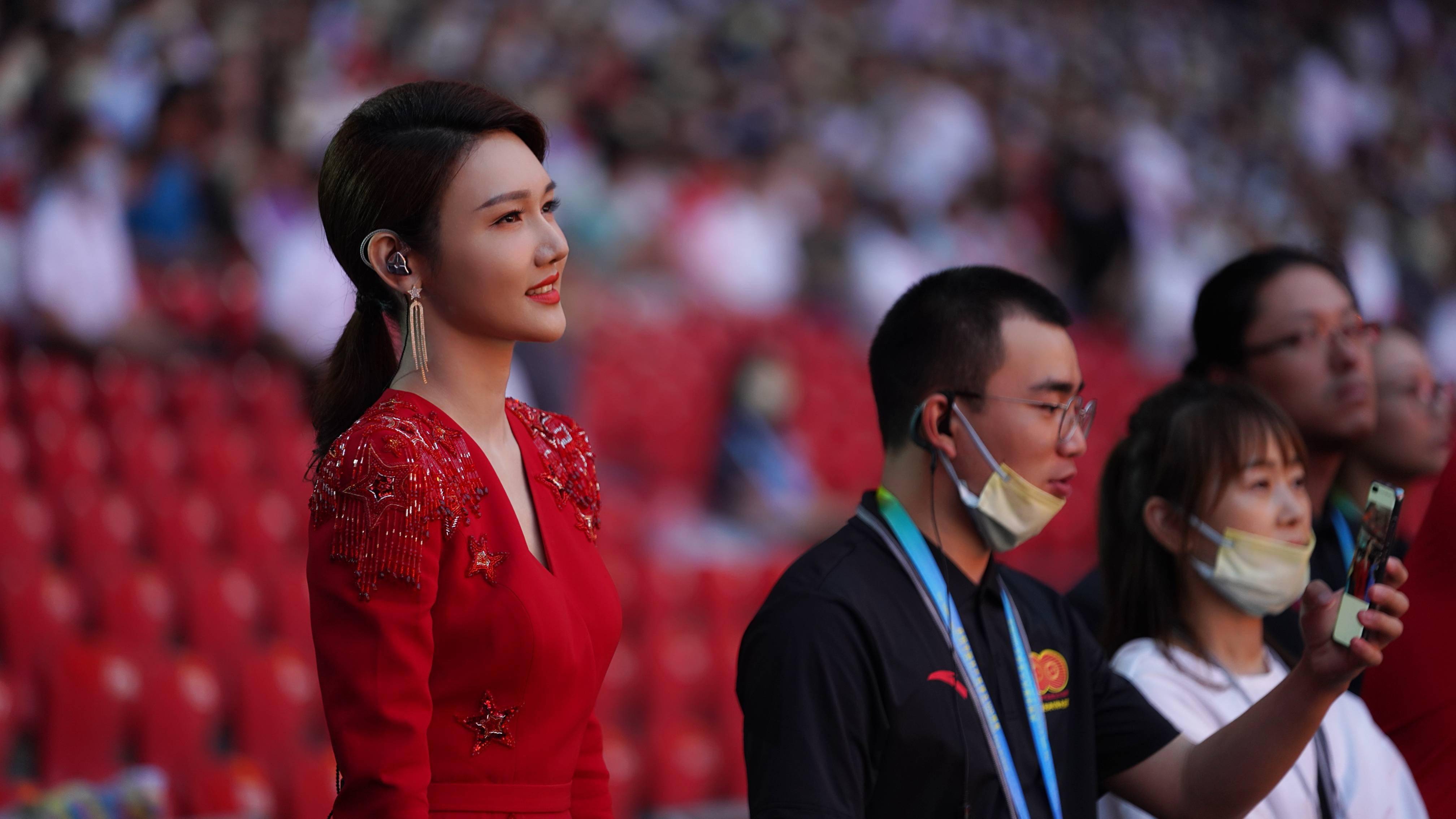 33-year-old CCTV anchor Long Yang: Self-disclosure is "Moonlight Clan ...