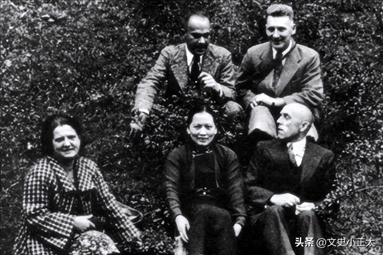 In 1976, Soong Ching Ling attended Premier Zhou's memorial service, why did she leave the venue ...