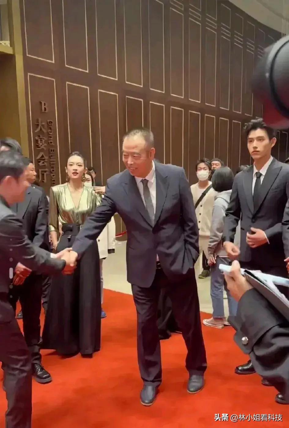 Chen Kaige was scolded for shaking hands with Zhang Songwen with one ...
