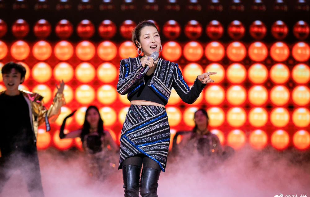 Sun Yue made a high-profile comeback after 7 years, wearing Chinese red ...