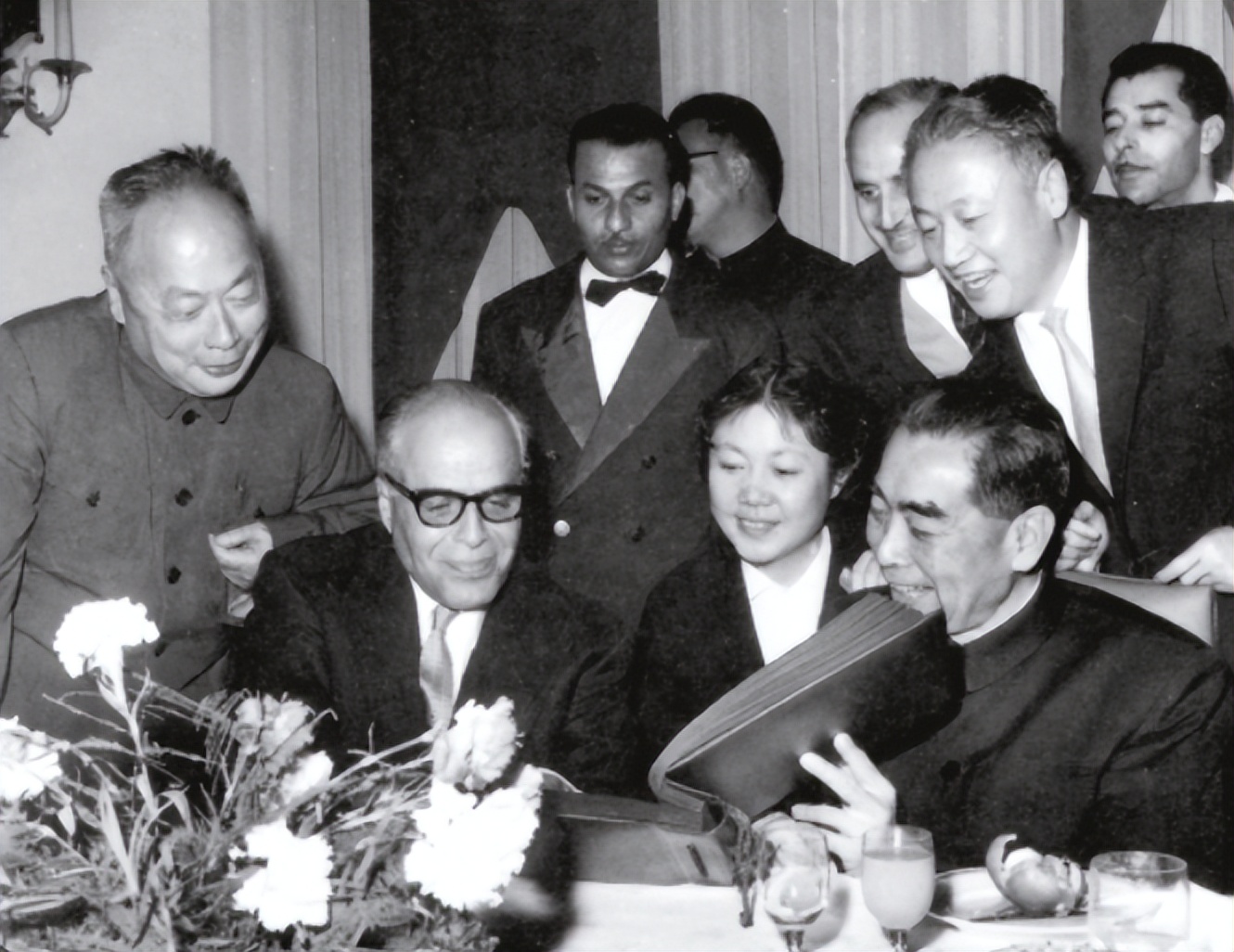 In 1964, Qin Jiwei hosted a banquet in honor of Chen Yi, who returned ...