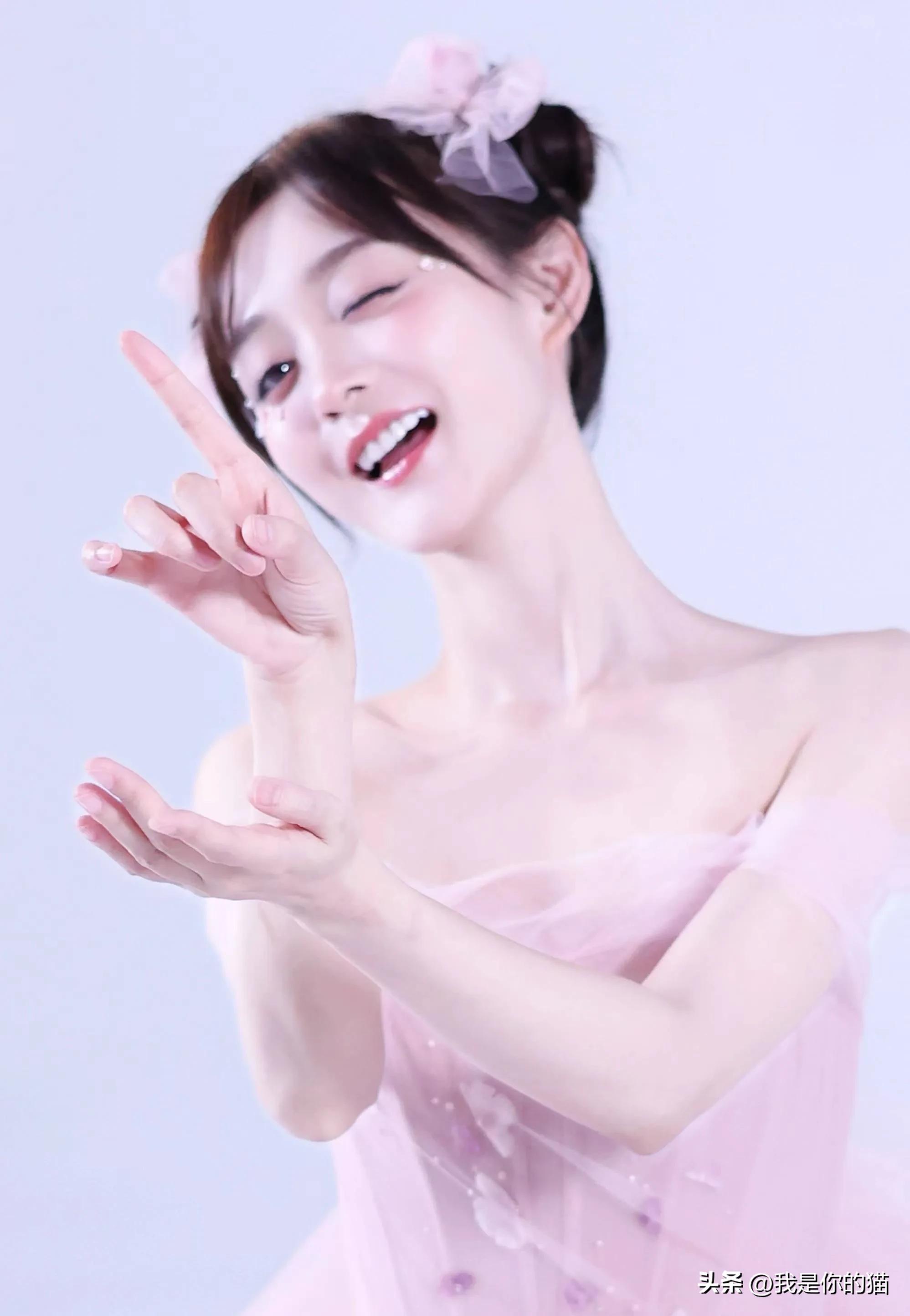 He Hongshan is a natural silkworm beauty, with a touch of sexiness in ...