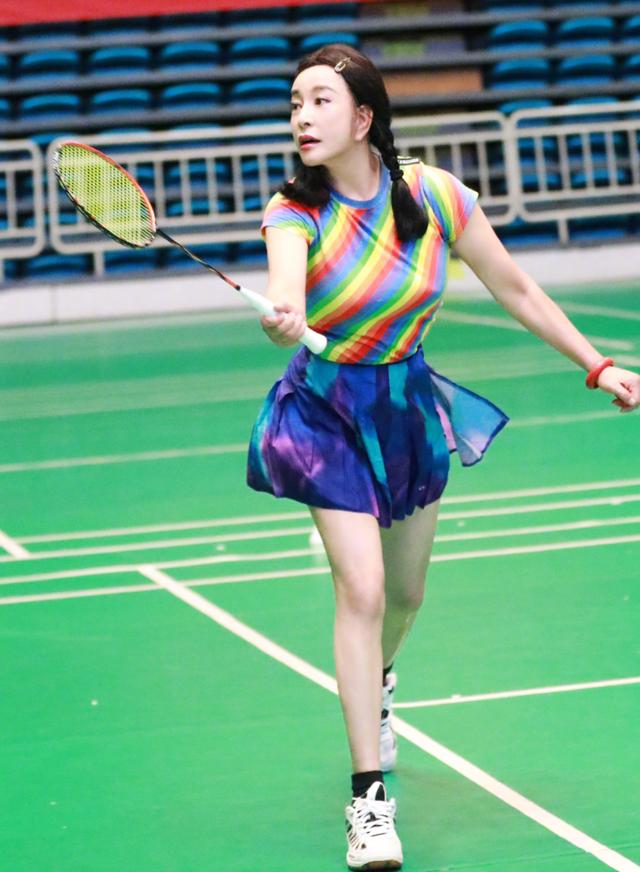 69-year-old Liu Xiaoqing posted fitness photos!Wearing colorful ...