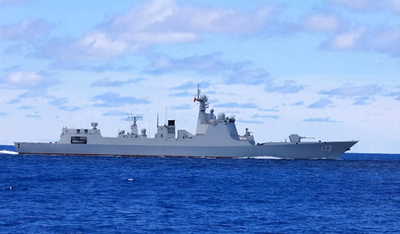 The Canadian warship was about to cross the Taiwan Strait. 052D approached one kilometer away ...