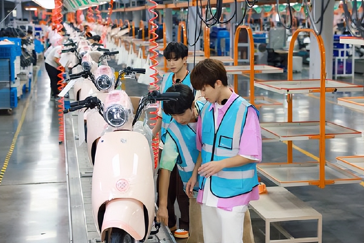 The first variety show explores the factory live broadcast iQIYI brings ...