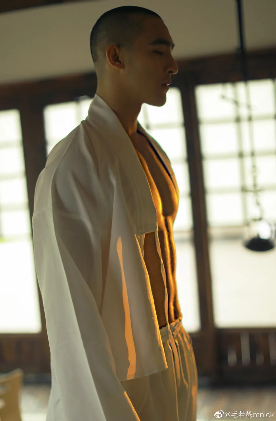 "Muscle monk" private photos were stolen - iNEWS