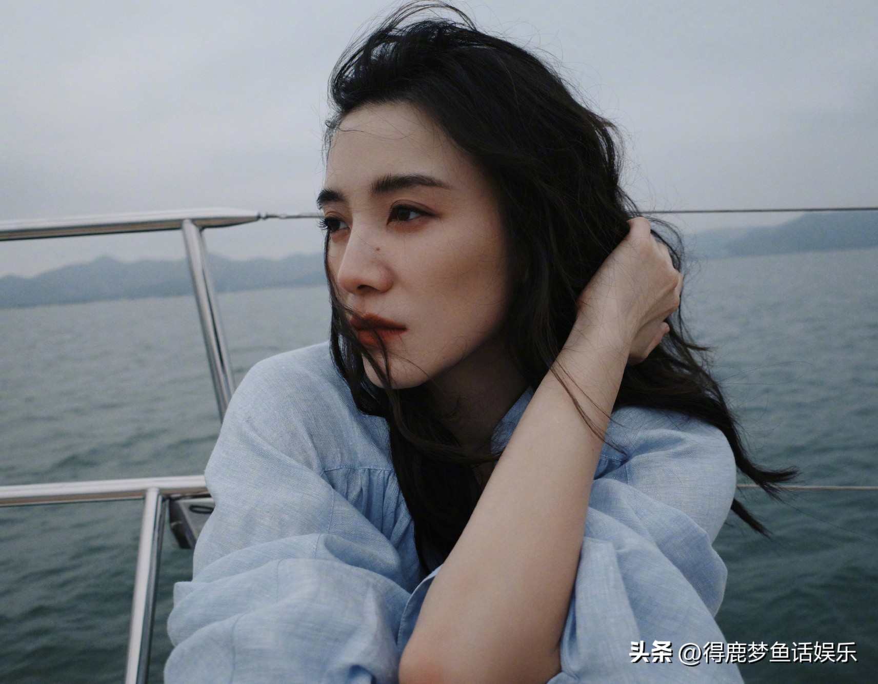 Song Jia's blue suit is easy to shoot, gentle and romantic! - iNEWS