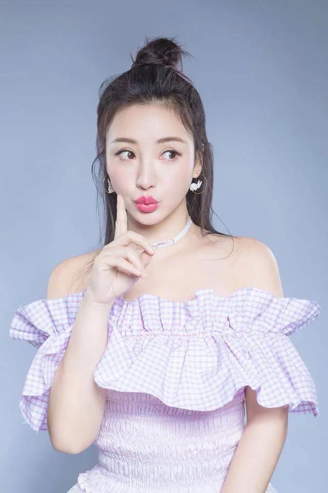 Actress Liu Yan with flaming red lips - stunning appearance, full of ...