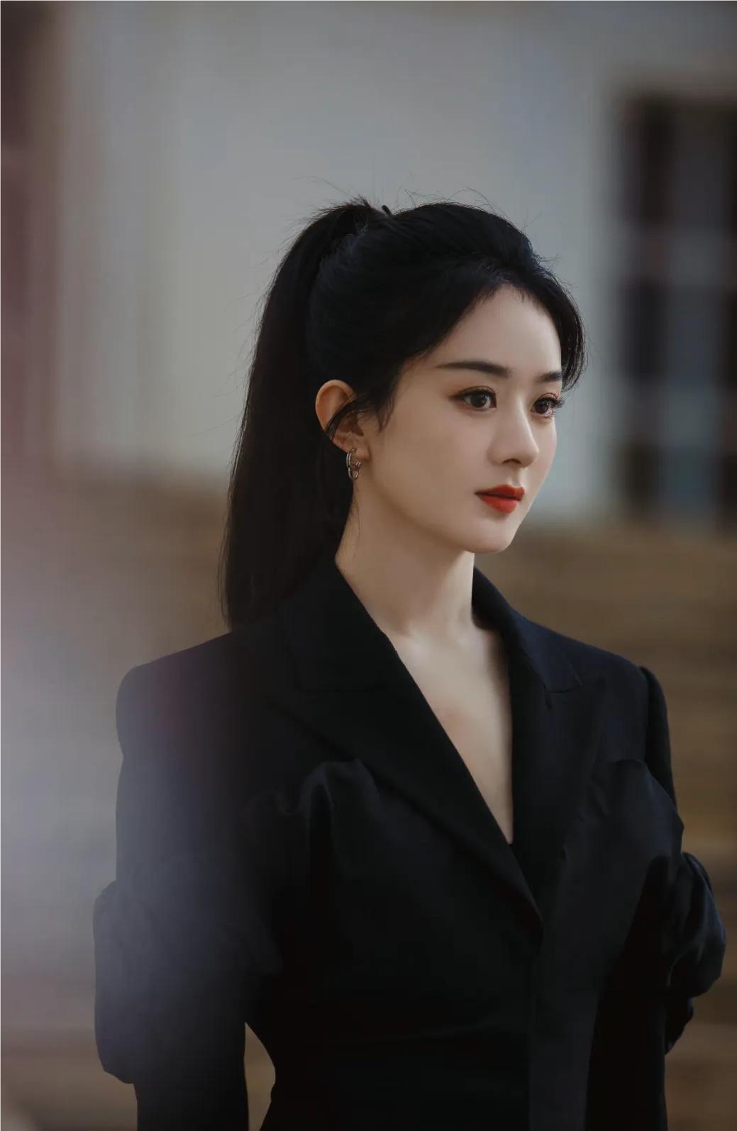 Interpreting the elegant posture, Zhao Liying raised her eyes and waved ...